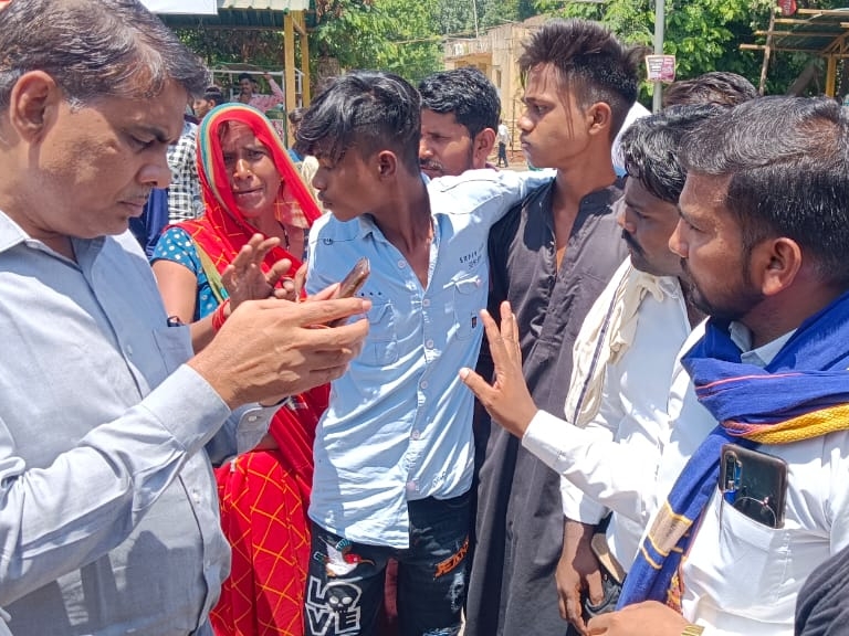 Relatives and Bhim Army blocked the Pipariya block, adamant on the ...