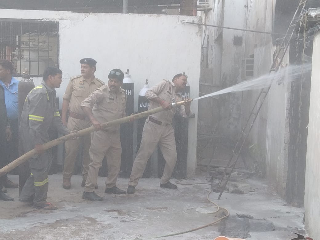Fire broke out in the electric panel of Jeevan Jyoti Hospital There was ...