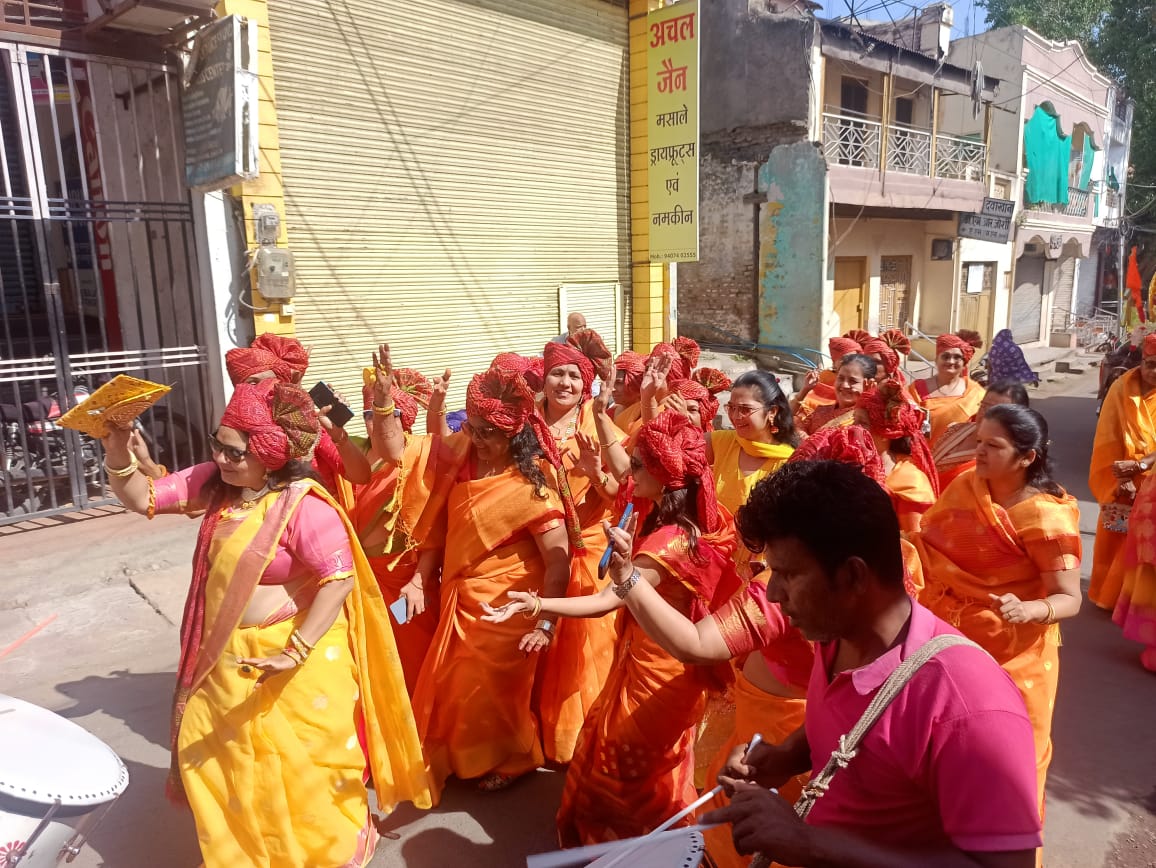 Band-baje, Samajjan came out dancing with horses, God enthroned in the ...