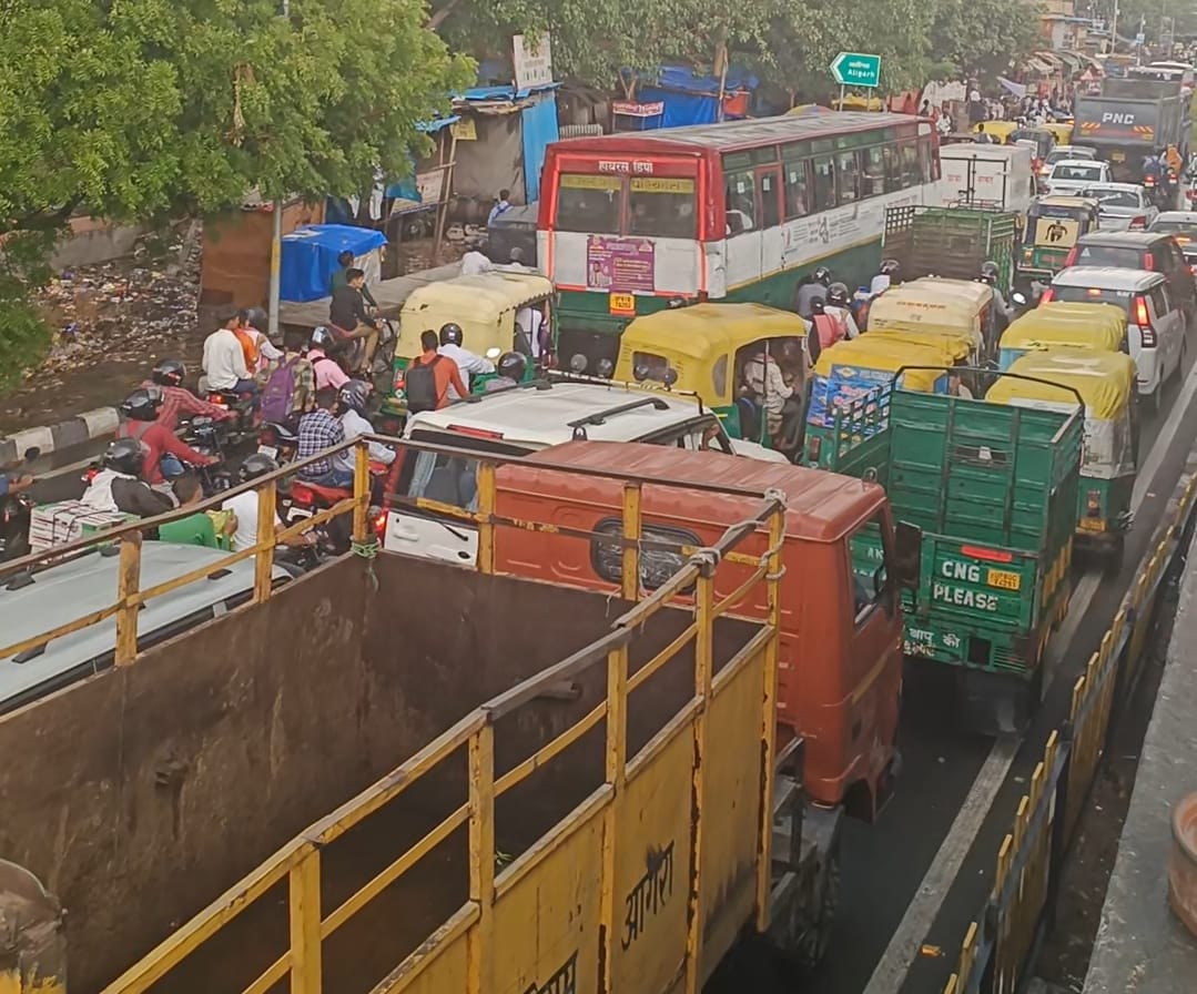 Water filled houses in slums including posh colony | आगरा में 45 मिनट ...