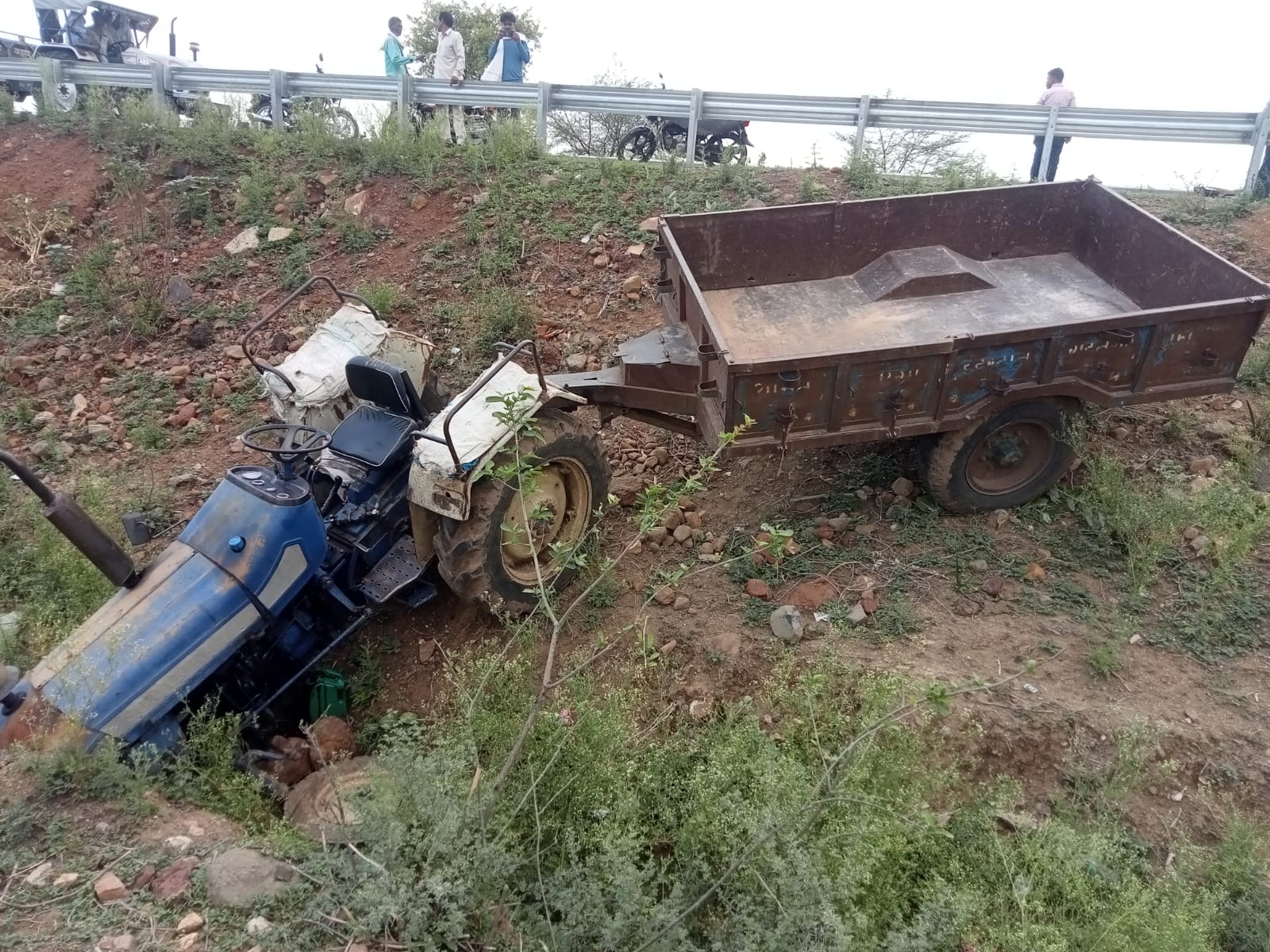 The tractor trolley uncontrollably landed in the ditch, the driver was ...