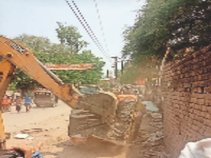 corporation's bulldozer running in station road | अतिक्रमण हटाओ अभियान ...