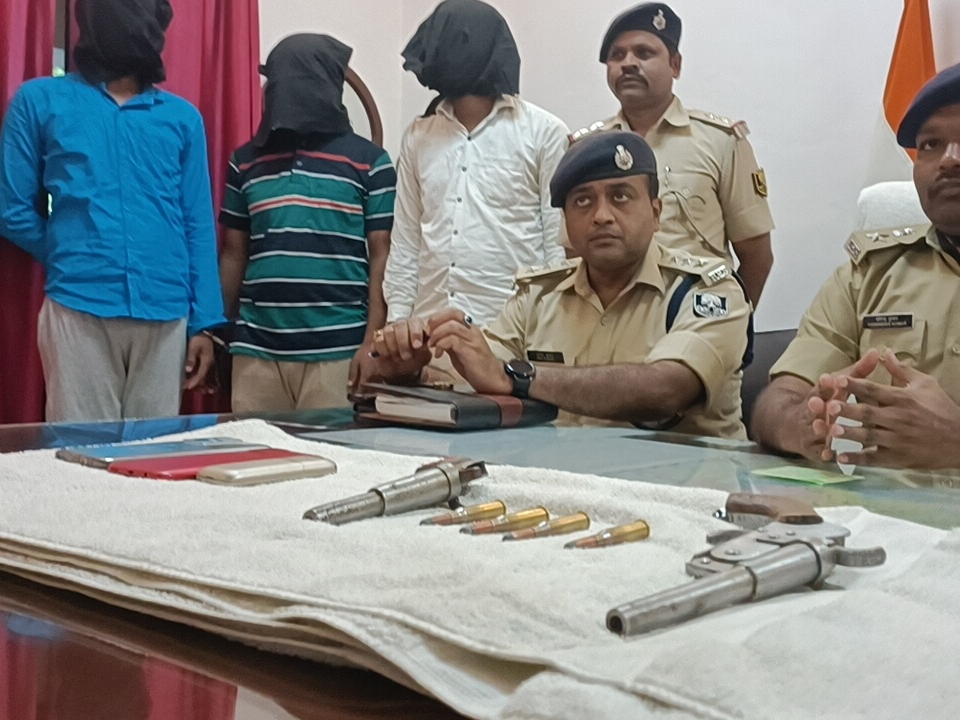 Two desi katta and live cartridges recovered, the main kingpin was ...