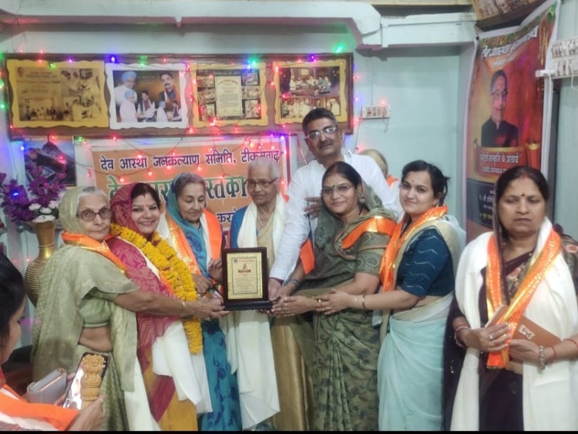 Dr. Preeti Parmar was honored with 'Karmasheel Ratna Nari Shakti' for ...