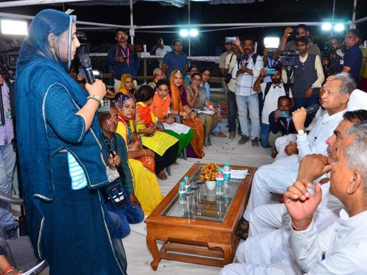 Rajasthan CM Ashok Gehlot Mike Controversy; Video Goes Viral | Barmer News | कलेक्टर पर भड़के ...