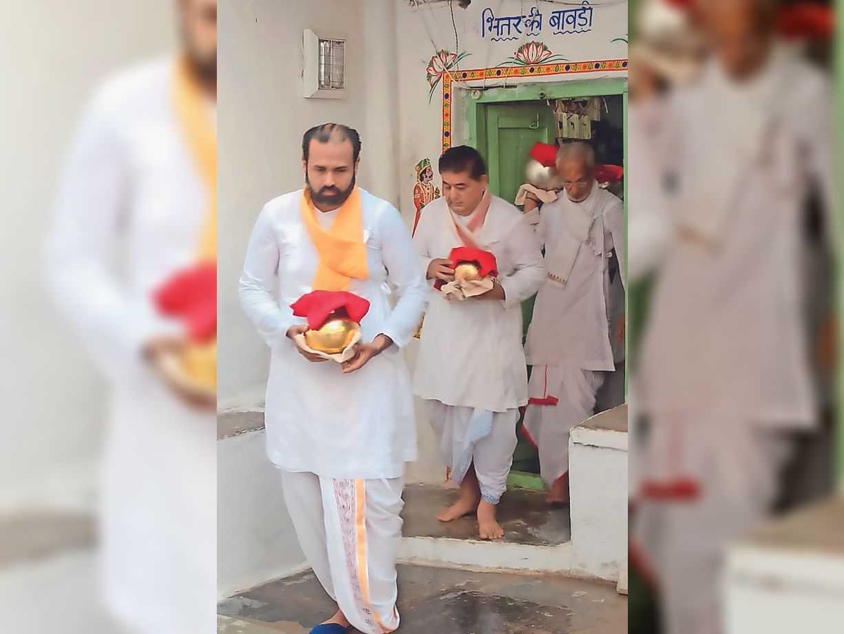 Vishal Bawa brought water from Bawdi for Shreeji Prabhu's Jyeshtha ...