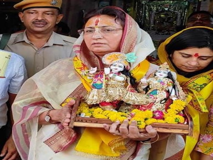 Minister Rawat walked on foot with the statue of Lord Radha Krishna in ...