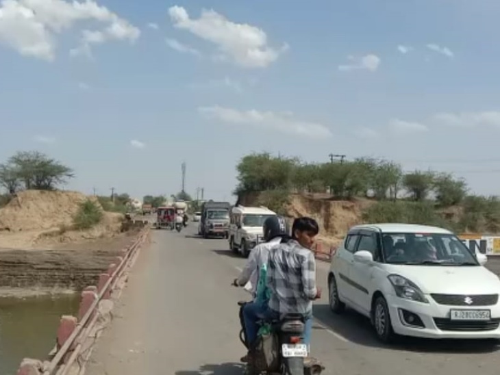 Uncontrolled car on Mej river culvert in Bundi | मेज नदी की पुलिया पर ...