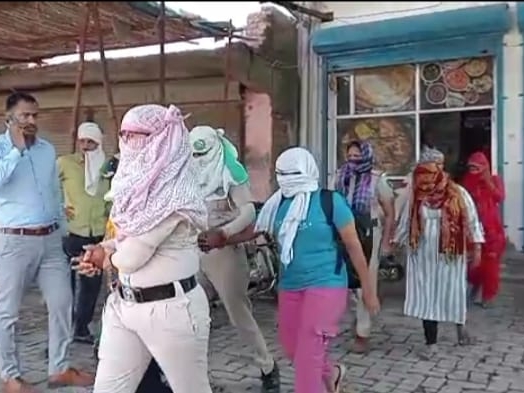 Police raid in OYO hotels in Palwal's Hodal, Prostitution 9 women 5 men ...