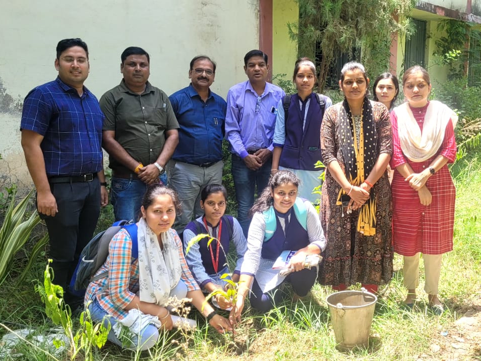 Girl students gave the message of environmental protection by making ...
