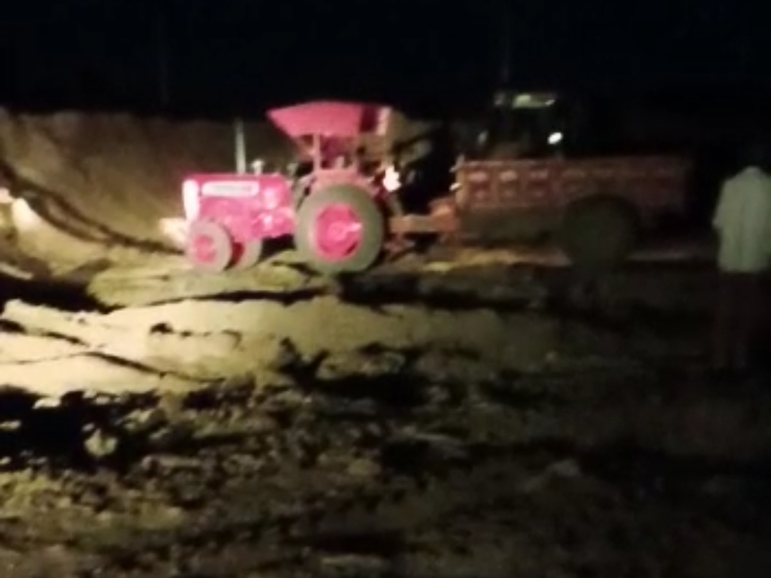 SDM raided and seized a JCB and tractor, parked the vehicle at Ghansaur ...