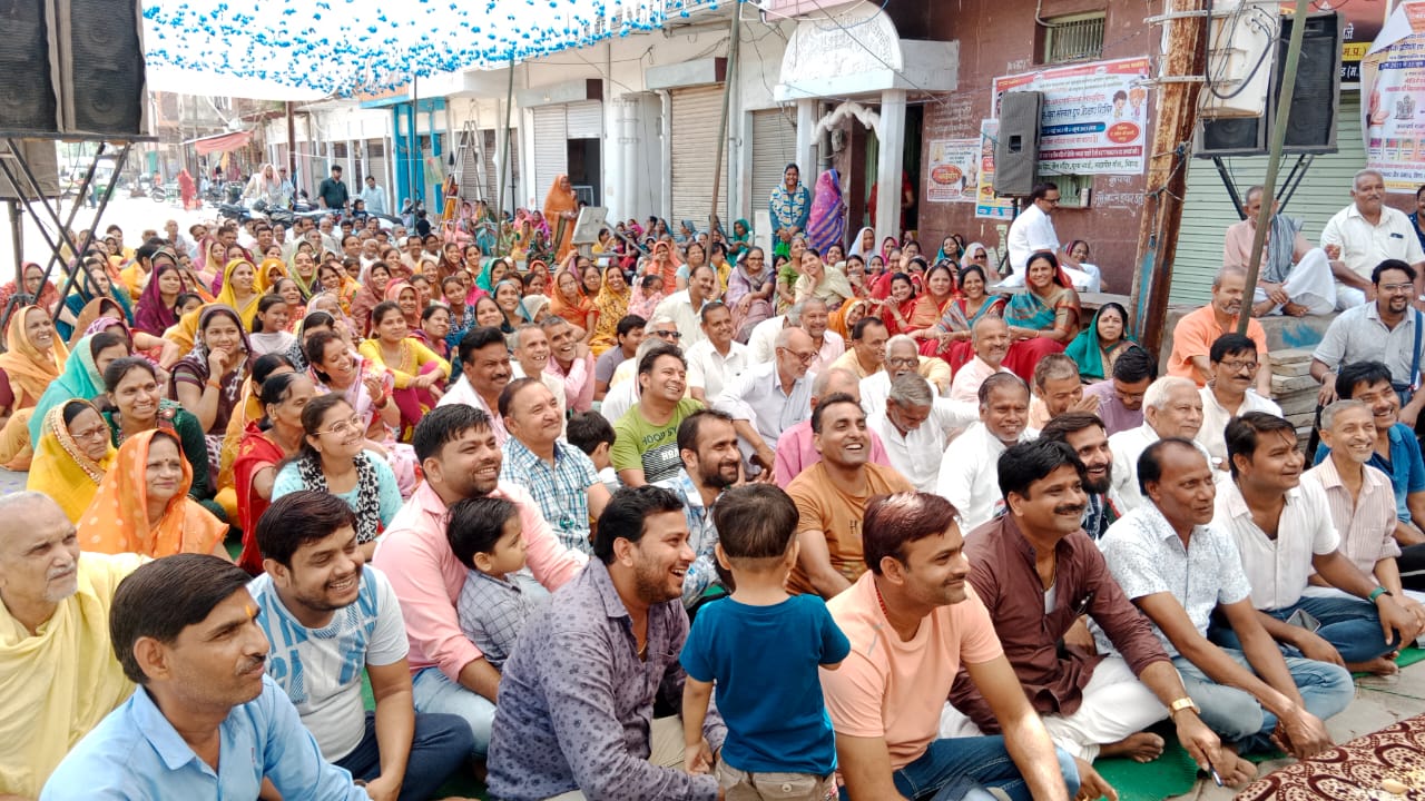 Devotees gathered on the arrival of the saint, chanting auspicious ...