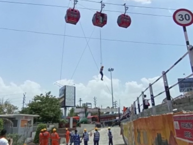 NDRF team safely rescue people trapped in ropeway cabin | माता टेकरी पर ...
