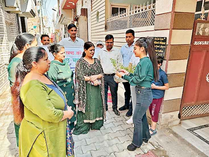 Swachh Bharat Mission brand ambassador Deeksha Sachdeva distributed ...