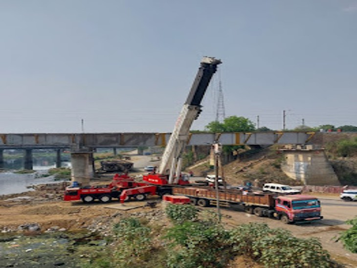 Chakrapath will drown in rain this year too | चौथी लाइन ने रोका काम ...