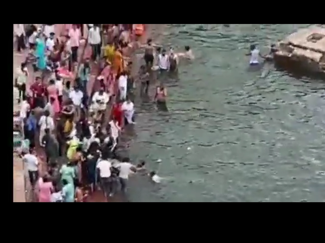 One of Gujarat's family slipped on the ghat, four jumped to save it ...