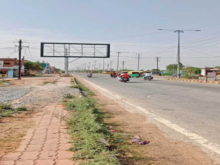 Corrosion in the hoarding's structure, change direction of kiosk by air ...
