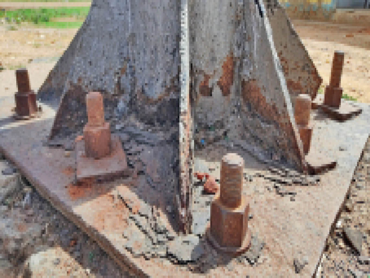 Corrosion in the hoarding's structure, change direction of kiosk by air ...