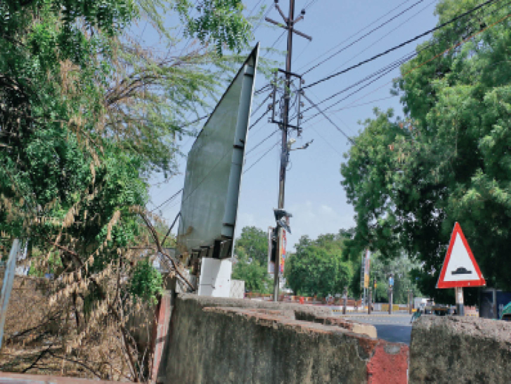 Corrosion in the hoarding's structure, change direction of kiosk by air ...