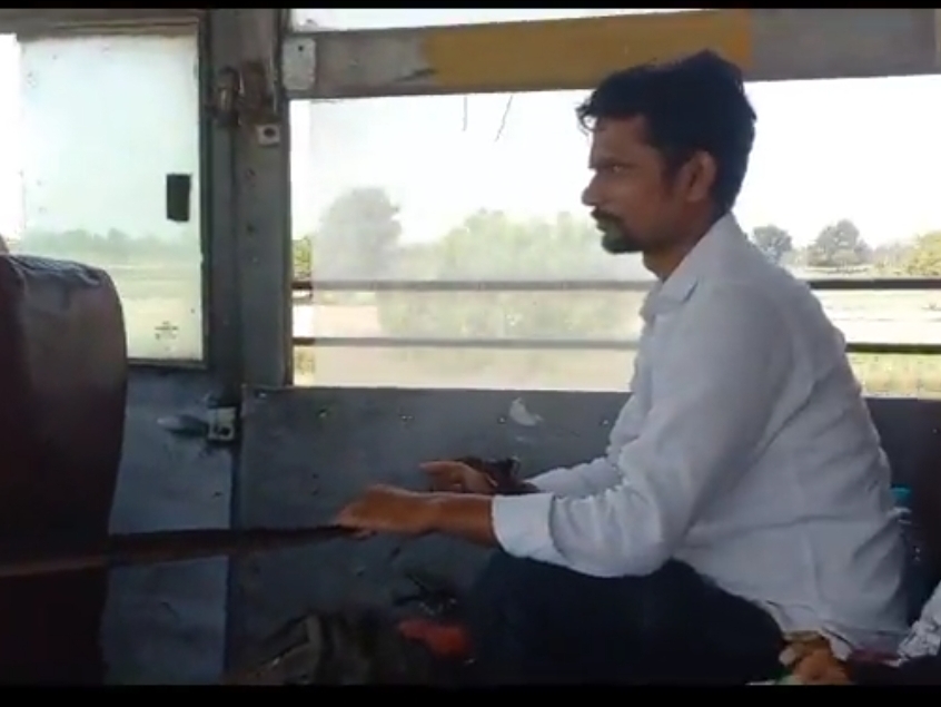 The gear lever was caught by tying a passenger with a cloth in a moving ...