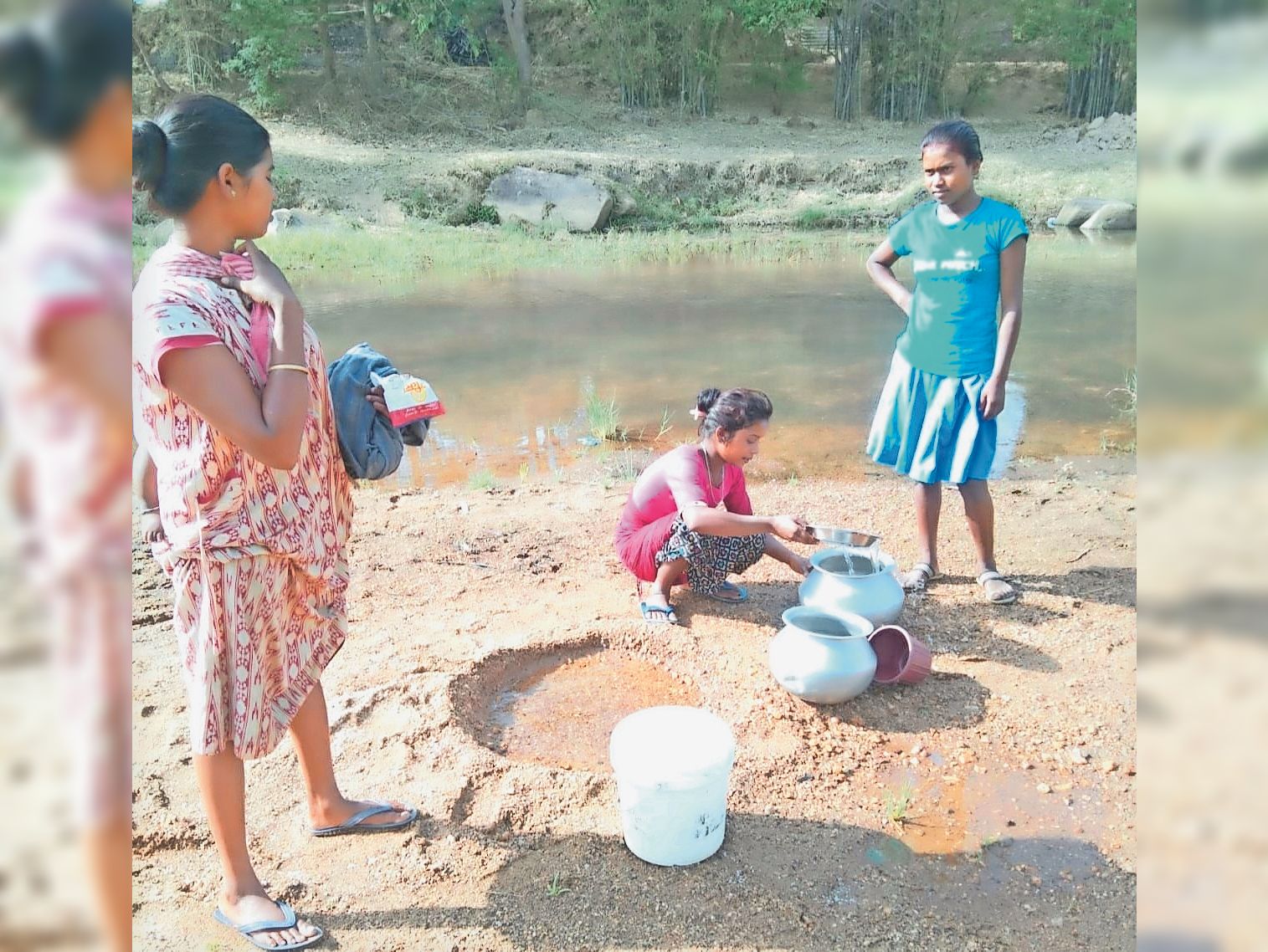 In Mahugaon people are drinking water of river and chuandi | ग्रामीण ...