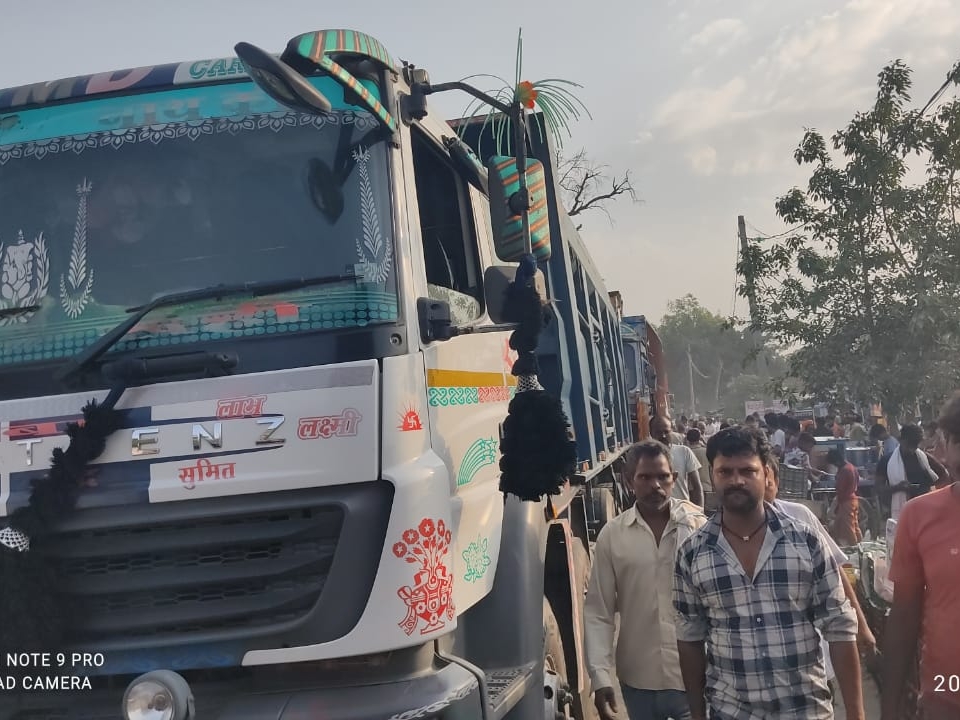 There is no policeman on the road, trouble for the farmers coming to ...