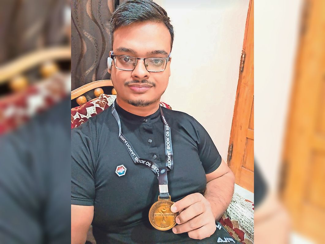 Amit of Bhilai made a new record by hitting 52 pushups in 30 seconds ...