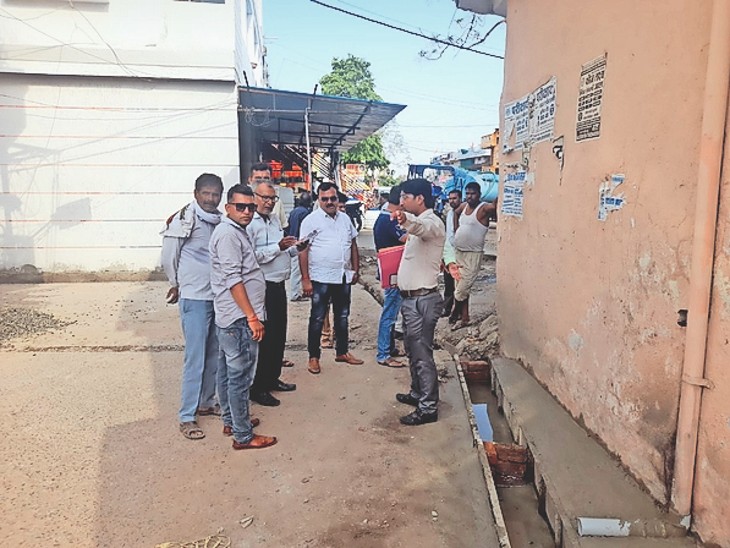 MLA representative Mewada inspected the waterlogged area along with the ...