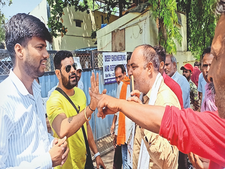Uproar at the company's gate to protest against the termination of 17 ...