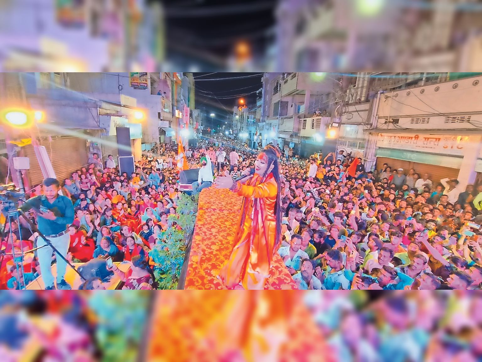 Devotees dance on the hymns of singer Shahnaz Akhtar | आयोजन: गायिका ...