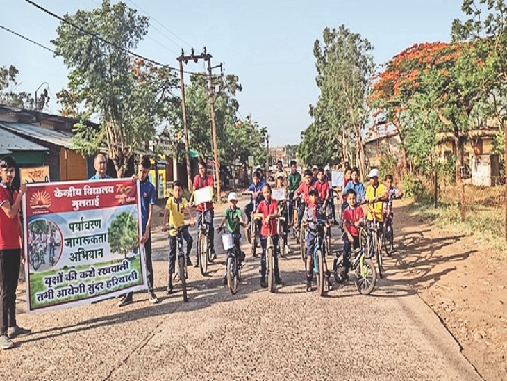 Children gave the message of environmental protection by taking out a ...