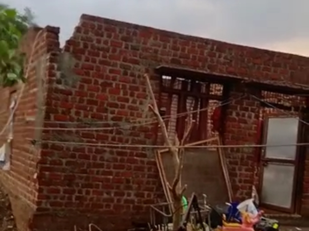 Thatch of 3 houses blown off in Susner, one girl injured; household ...