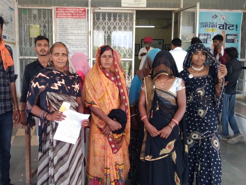 The women of Kalia Khedi village said- get water filled by tanker or ...