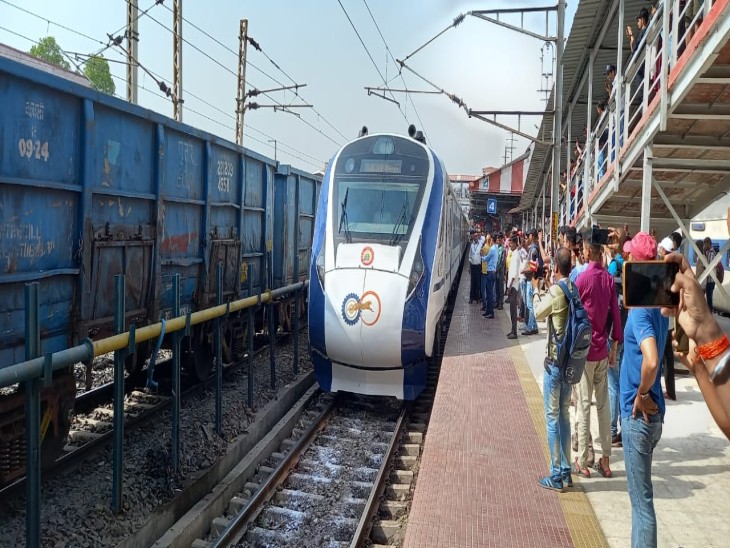 Crowd gathered to see Vande Bharat trial train, took selfie | लोगों में उत्साह: वंदे भारत ट्रायल ...