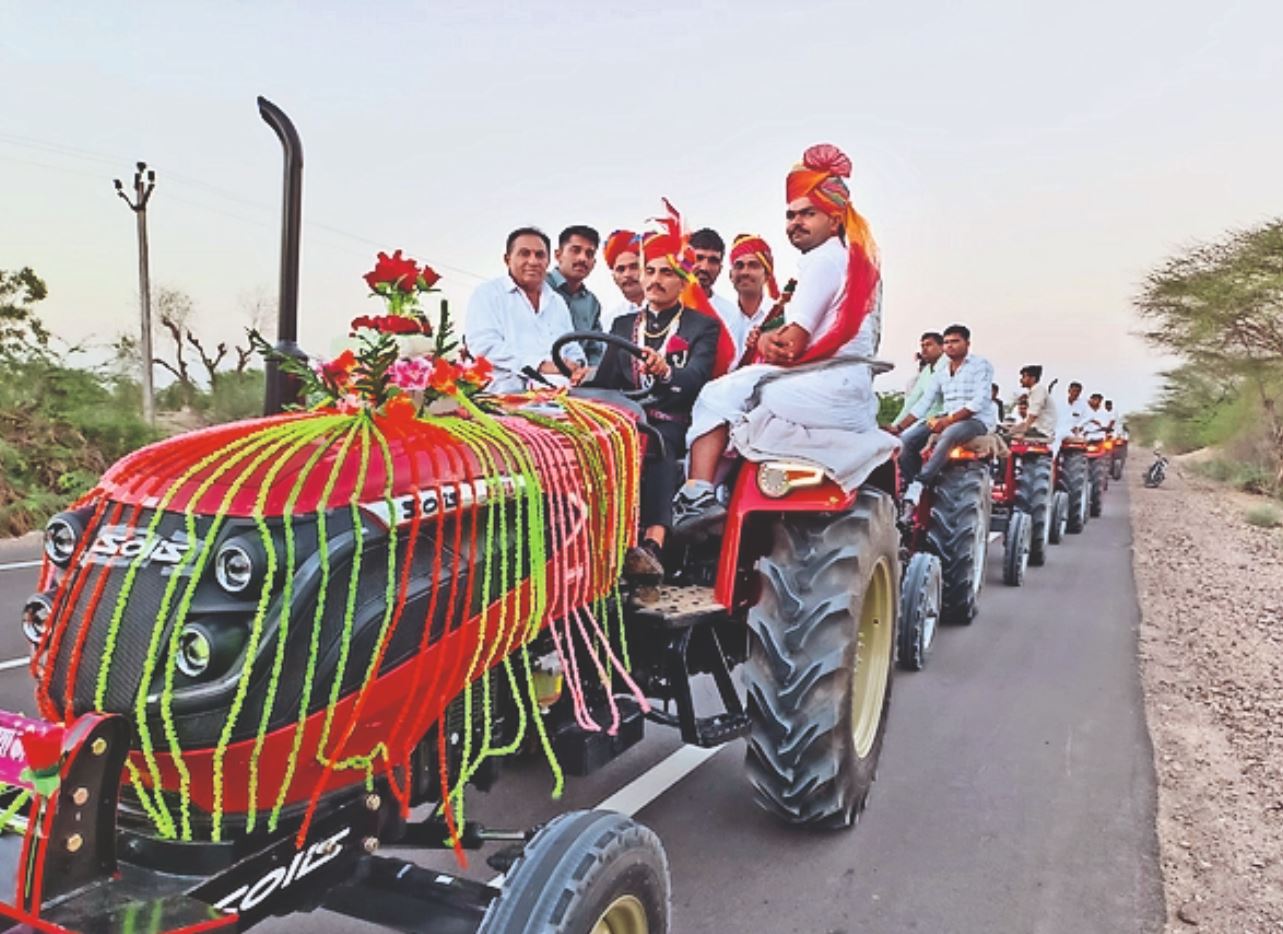 150 wedding processions went by 51 tractors in the wedding of farmer's ...