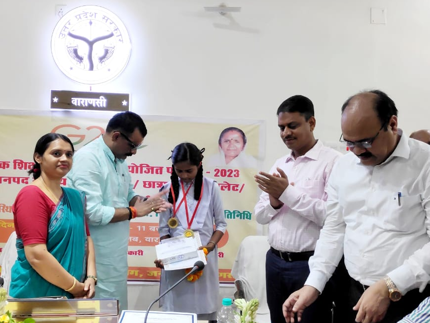 One lakh more laptops to five meritorious students of Varanasi Mayor ...