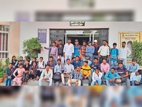 Demonstration of students of Indira Gandhi Shramik College in the ...