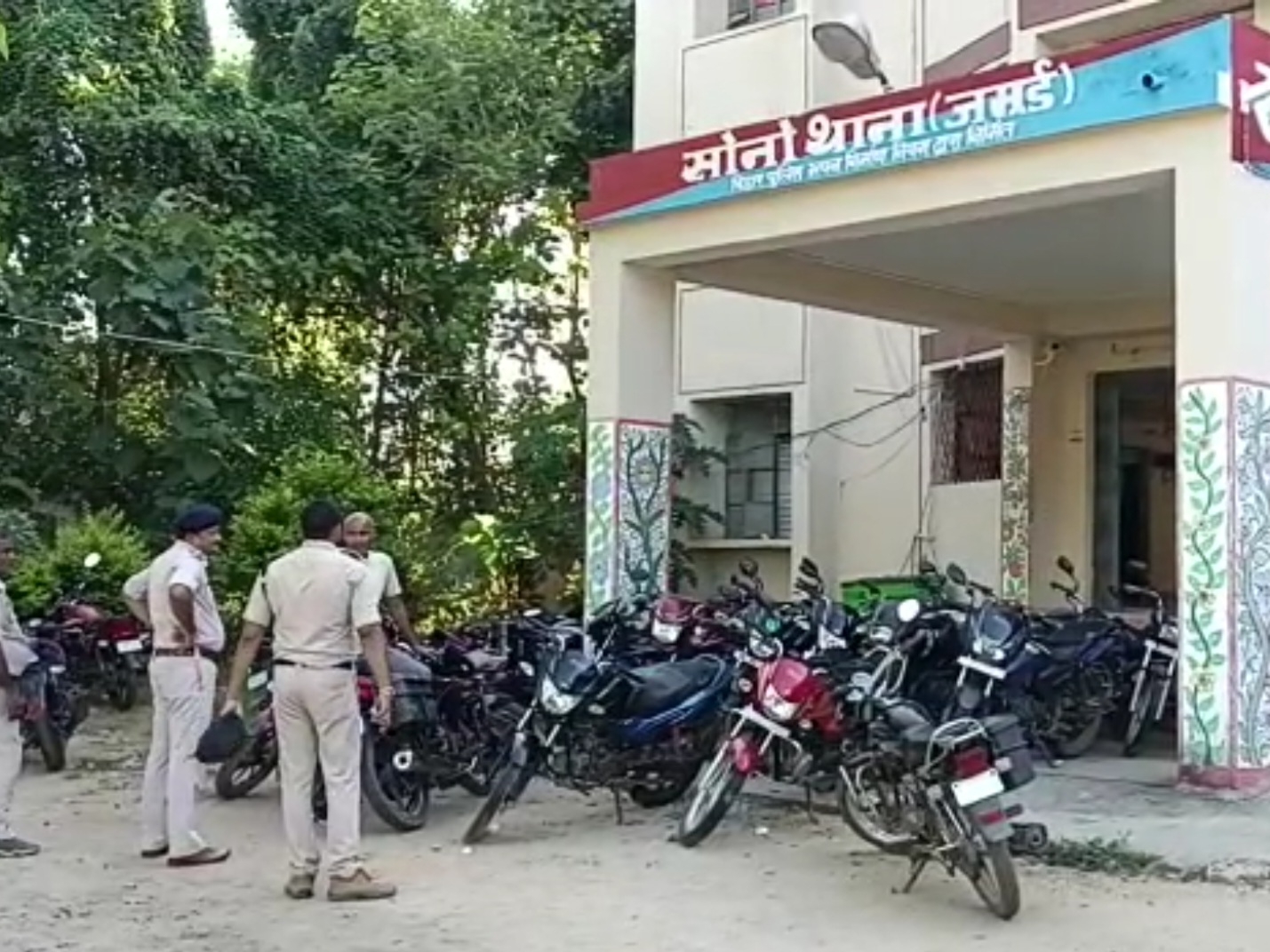 जमुई में विरोध पर दबंगों ने महिला को पीटकर किया घायल, बेटे ने 5 लोगों ...