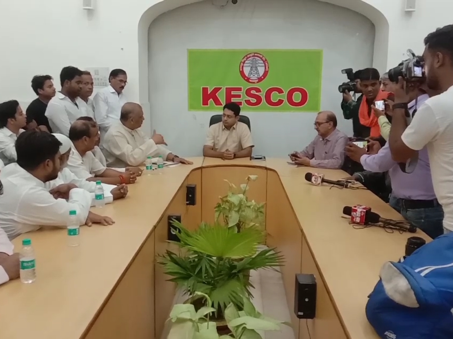 SP MLA said to Kesco MD - Consumers will be satisfied, make such arrangement | 'फाल्ट के बाद पता ...