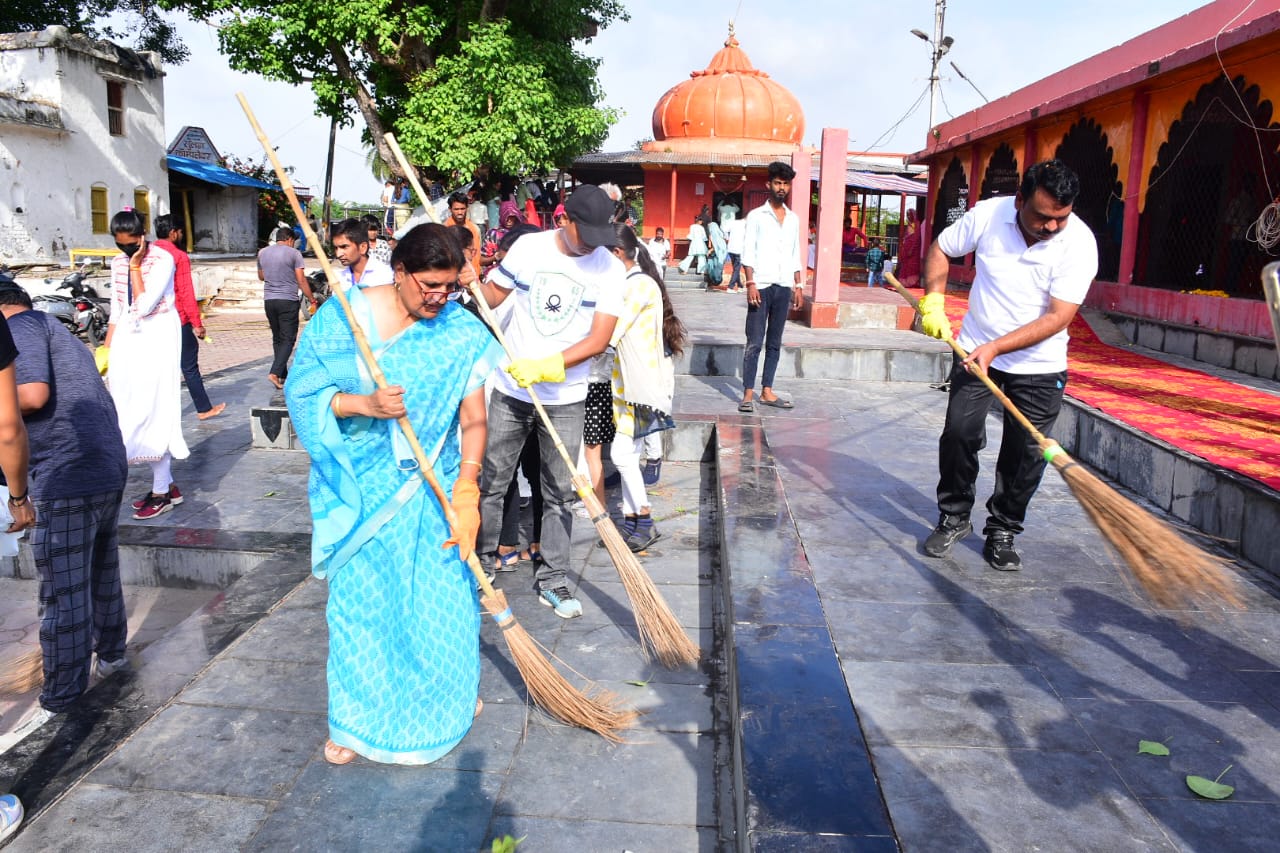 Shramdaan for cleanliness: Cleanliness in Shani temple premises ...