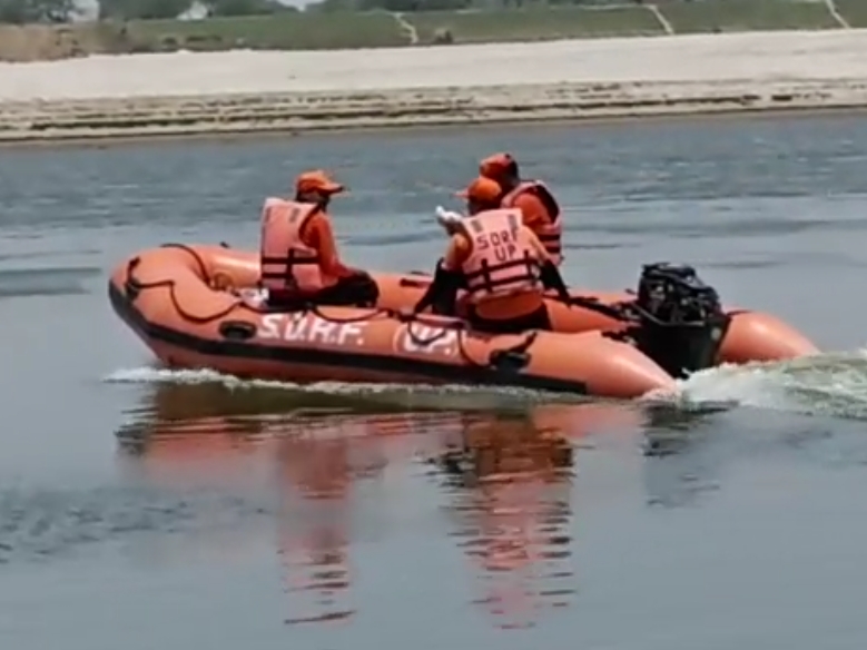 Seeing a friend drowning, he went to save him, the team of water police ...