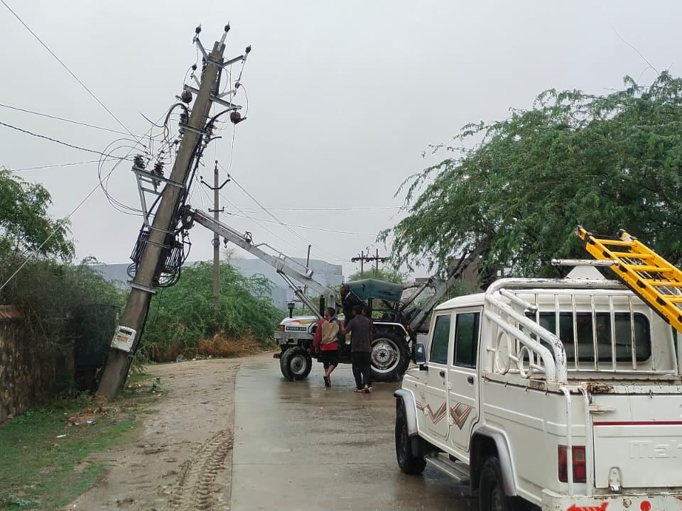 Repaired the damaged transformer, work continues to repair the lines ...