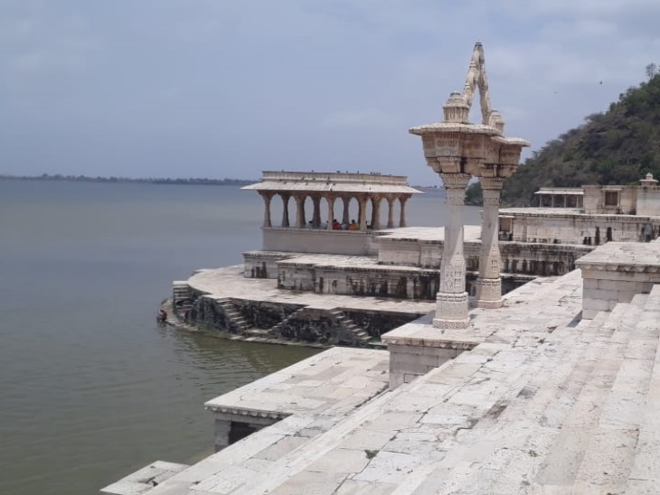 One and a half feet sheet at Bagheri Naka; Rajsamand-Nandsamand dam is ...