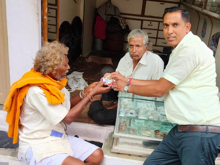 10 grams of gold ornaments found on the way and 3 thousand rupees ...