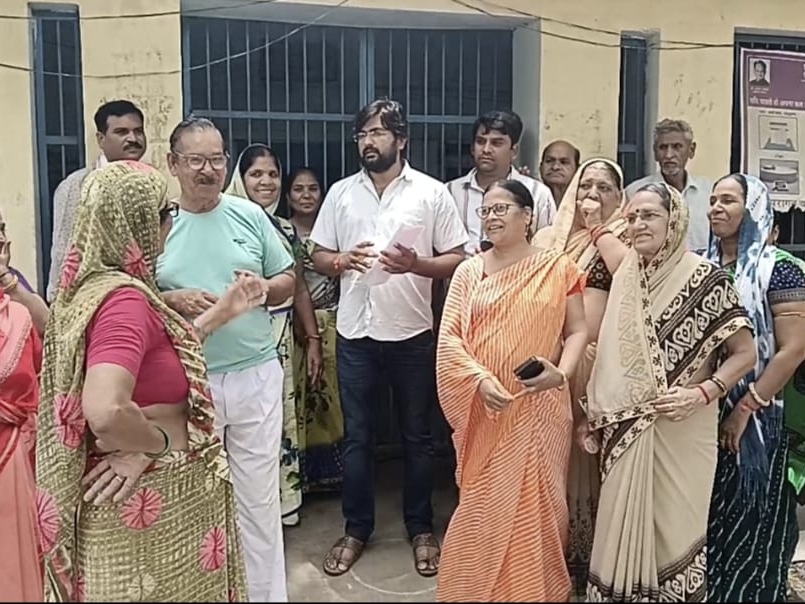 Seeing the people who arrived for the demonstration, the employees came ...