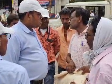 The width of the road seen from the map of Nazul on MG Road, on this ...