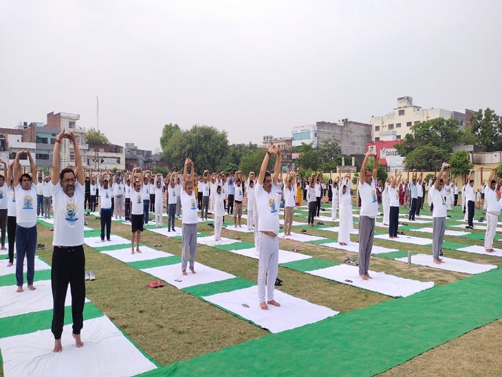 Azamgarh MP Nirhua and officials did yoga
