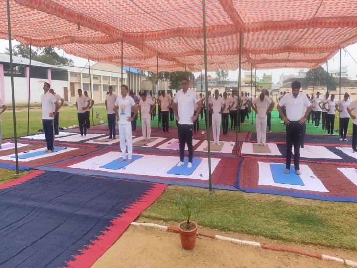 Azamgarh MP Nirhua and officials did yoga
