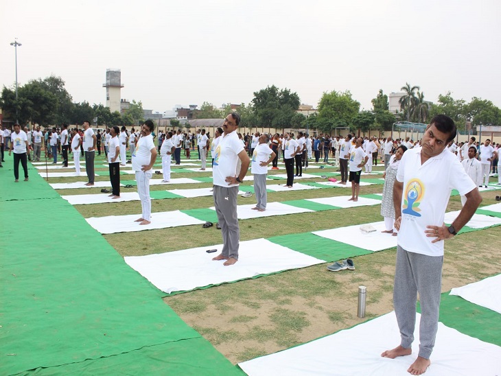 Azamgarh MP Nirhua and officials did yoga