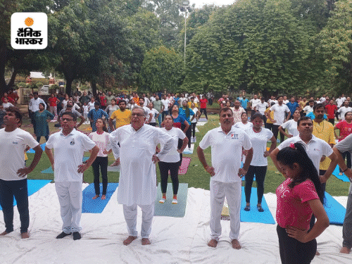 Yoga program at 75 Ghats of Kashi; In BHU, students did yoga by getting ...